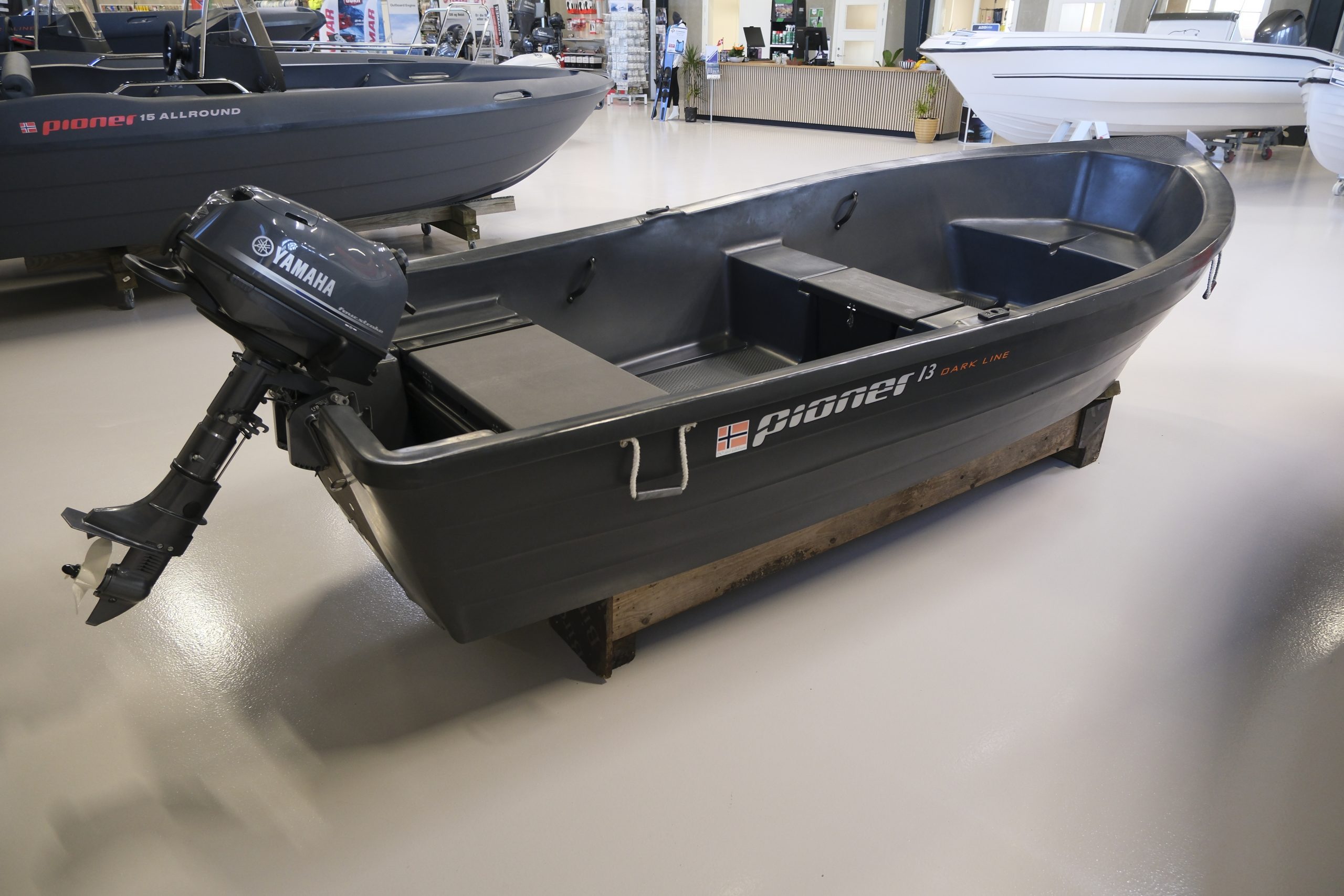 Pioner 13 Darkline/ m. Yamaha F6 (UST. Model) - Gjøl Marinecenter